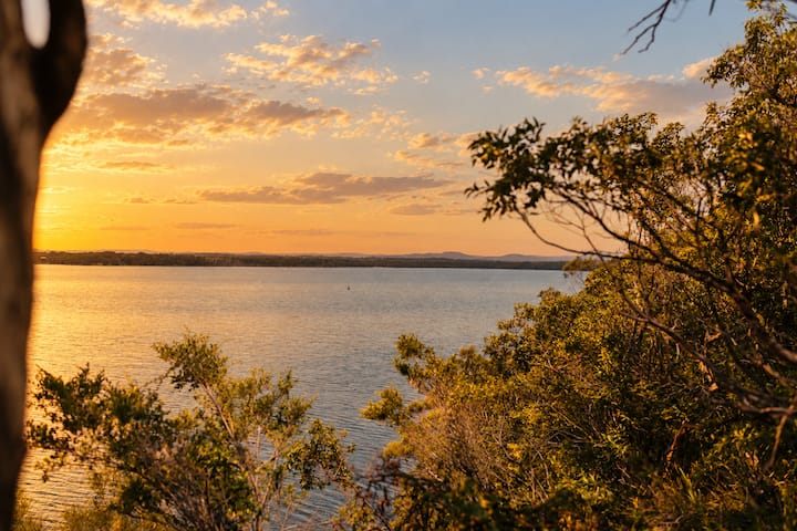 Luxe Lakefront Escape | 3 Mins To Birdie Beach - Newcastle