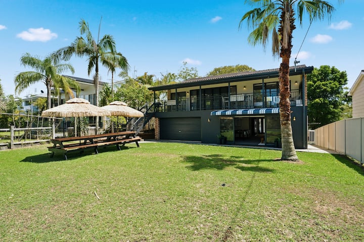 Lakefront Retreat | Sleeps 10 | Decks + Pool Table - Newcastle