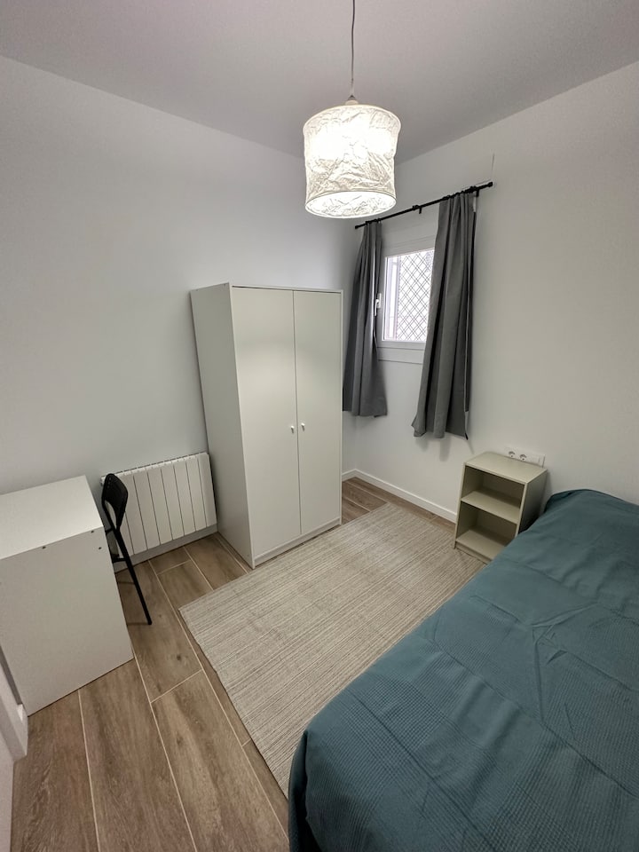 Cozy Room Near City Center - Barcelona