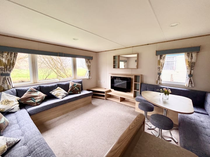 Peaceful Riverside Caravan - Penrhyndeudraeth