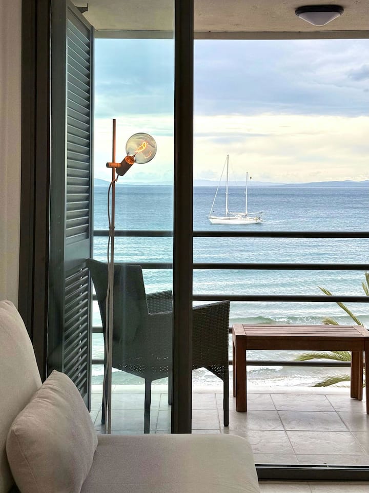 Apartamento En Primera Línea De Mar Con Balcón - Roses