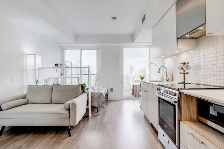 5 Min To Downtown Stylish Studio & Movie Theatre - Toronto