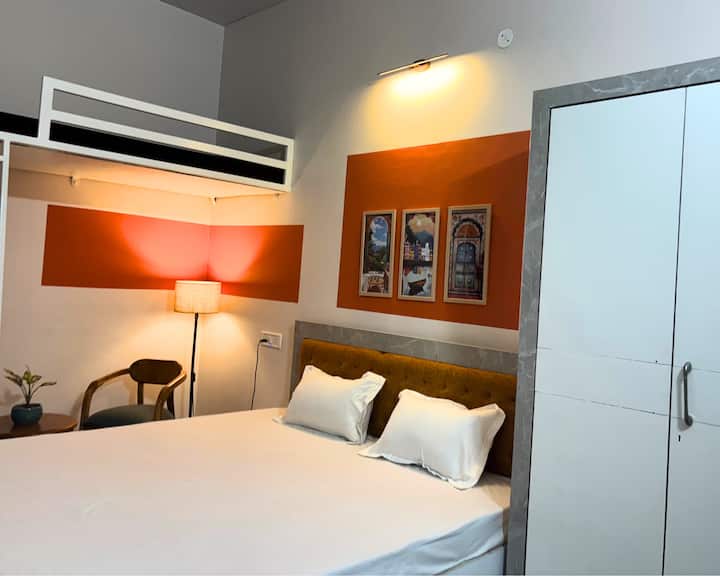 Heritage-styled Suite In Banaras|loft Bed|kitchen| - India