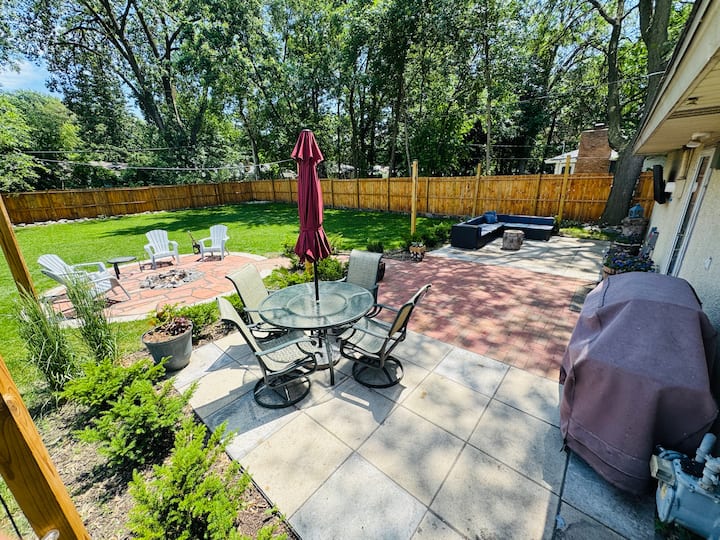 3 Br Backyard Oasis W/fenced Yard & 86” Tv - Edina, MN