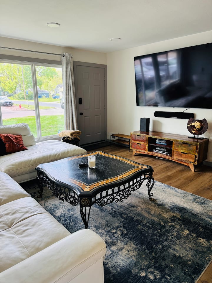 3 Br Cozy Lounge House W/ 86” Tv & Fenced Backyard - Edinborough Park, Edina
