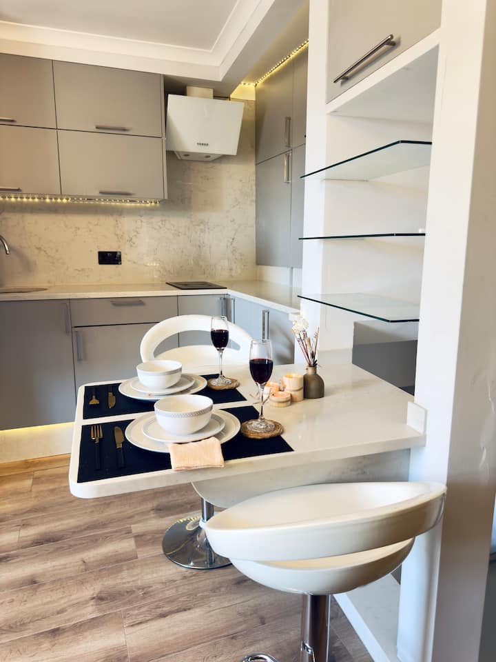 Chic Cosy Room | Ps5 + Mini Bar - Chatham