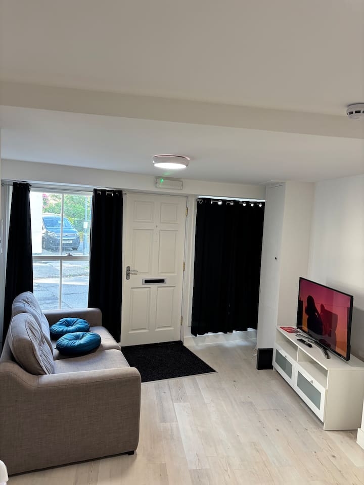 Elegant 4 Bedroom House - Bristol