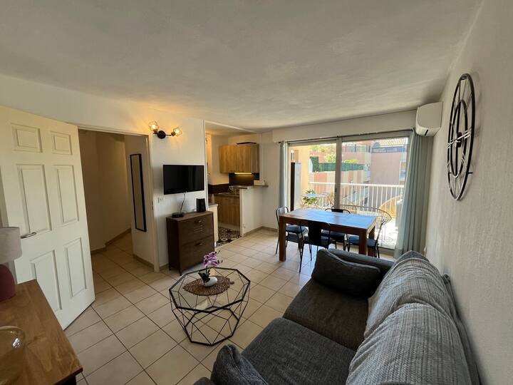 Appartement 2 Pièces - Balcon - à 5min De La Plage - Fréjus