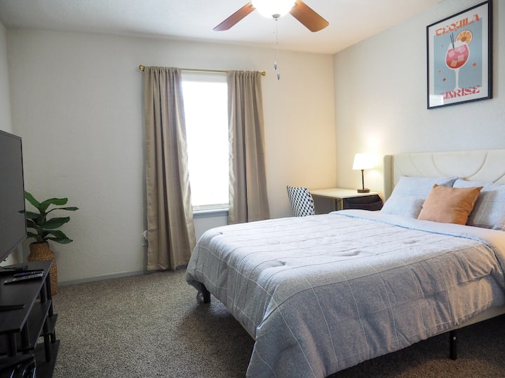 Cozy Queen Room Near Galleria - Houston, TX