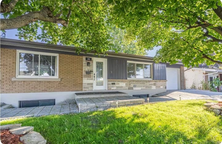 Spacious Private Suite +Free Parking Near Montreal - Québec