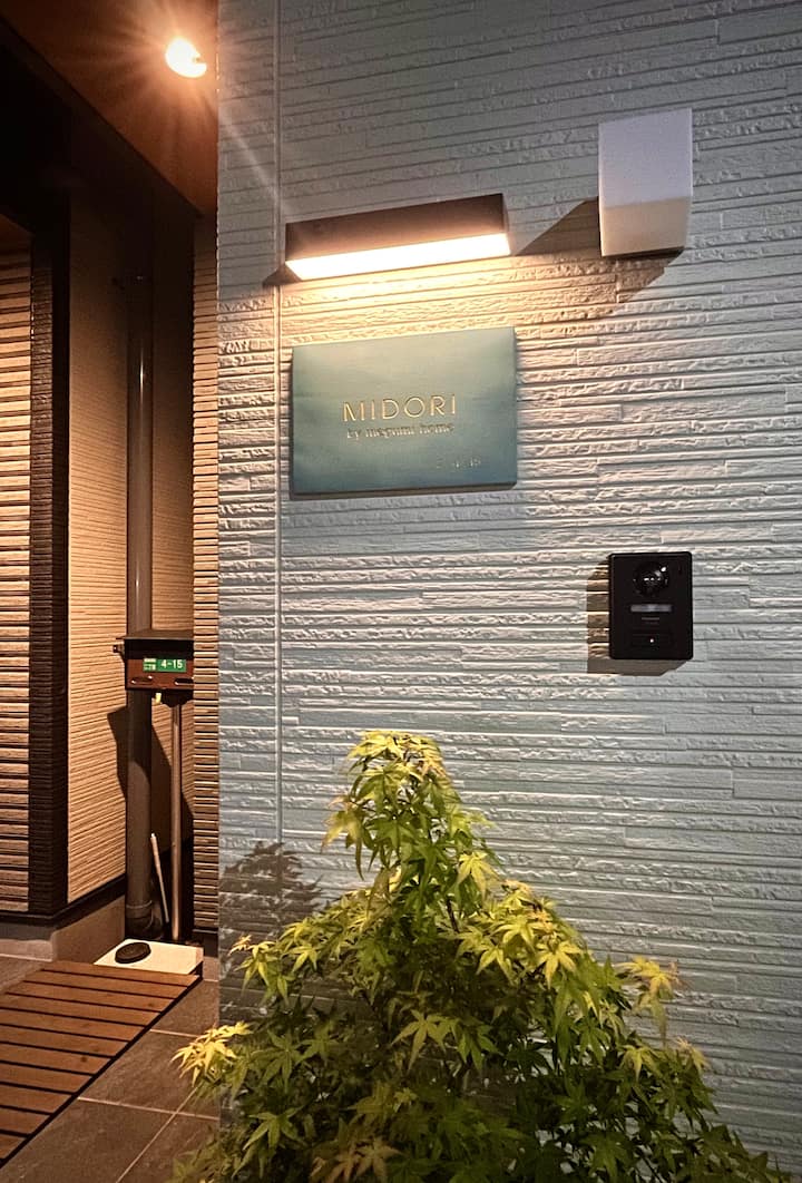 みどり 難波中心部の新築戸建て 4寝室 8ベッド バスルーム3台 トイレ3台　広い屋上テラス - Osaka