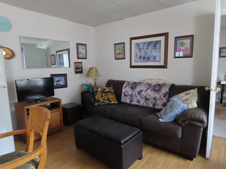 Stories Beach Cottage - Campbell River
