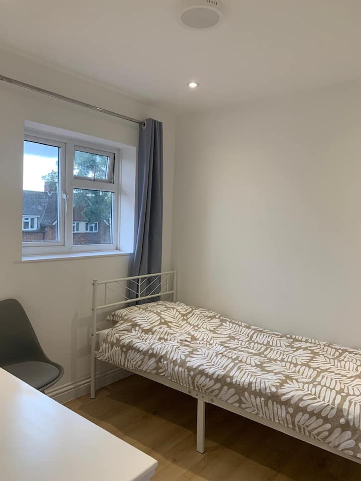 Single Bedroom Discounted With Free Parking In Gu1 - Guildford
