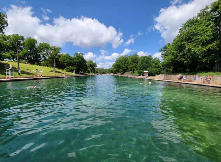 Cozy 1b Off Sola, King Bed, Pool - Barton Hills - Austin