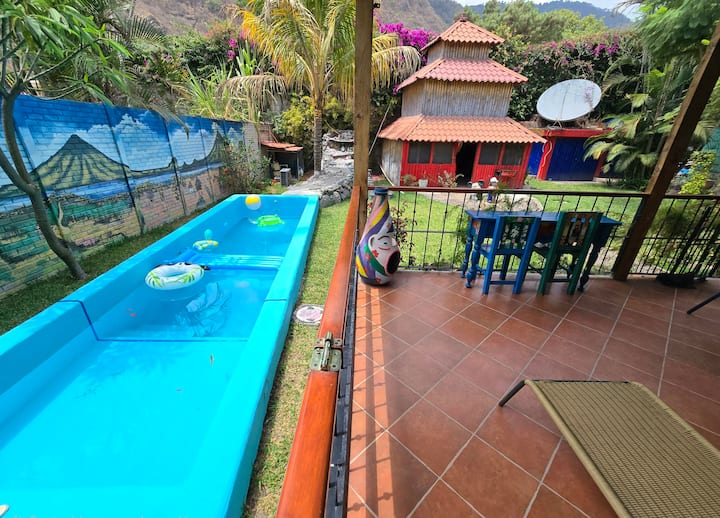Casa Con Piscina, En La Calle Santander. - Panajachel