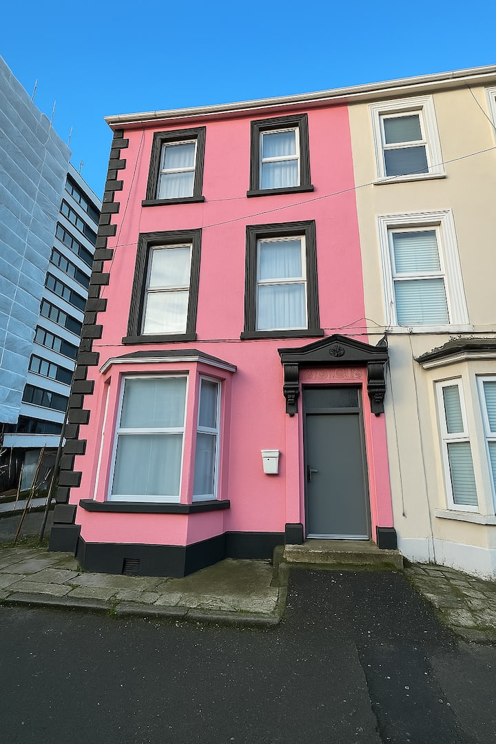 The Huge Hideaway - Groups Sleeps 15 & Central - Northern Ireland