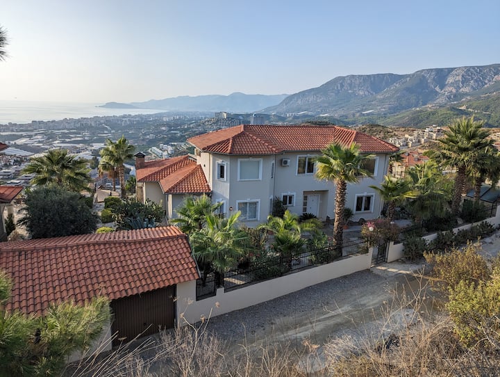 Villa 1.300 M2 Arsa 600m2 Villa - 
