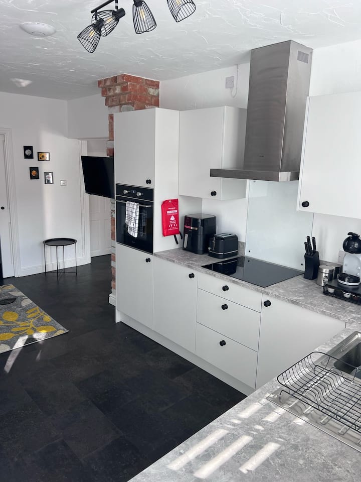 Modern Studio Flat | Hathern Location - 러프버러