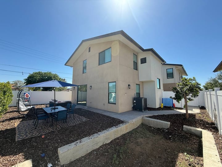Modern 4 Bed 3 Bath Villa - Escondido, CA