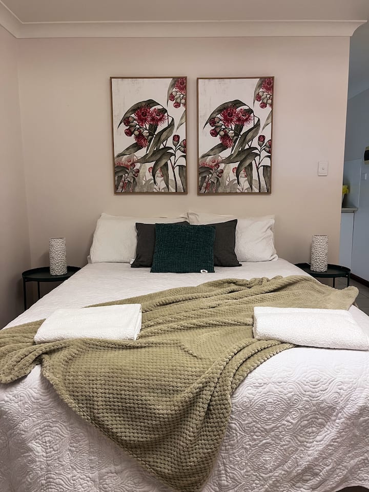 U1 Stylish Studio Unit • Queen Bed • Ensuite - Dunedoo