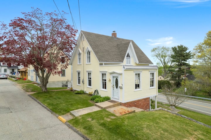 Charming Mystic Cottage - Mystic, CT