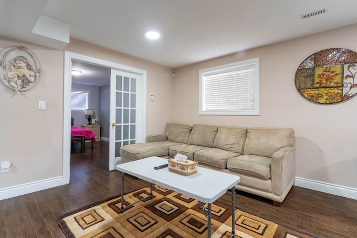 Spacious 2br Nest - Windsor, ON, Canada
