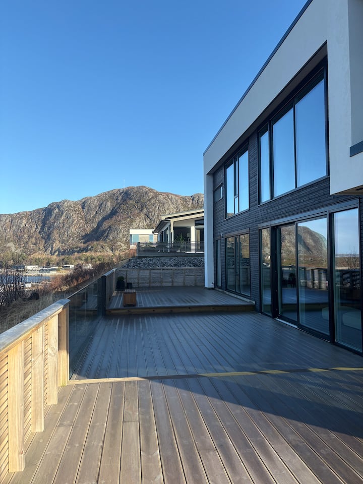 Sjønær Villa - Midnattssol - Nær ÅLesund - Ålesund
