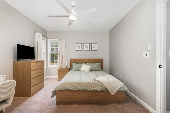Suburban Lake House - Raleigh, NC