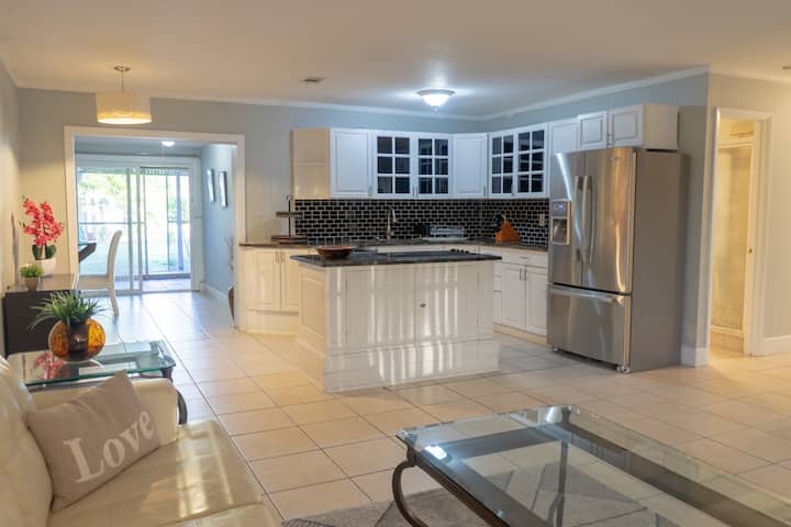 House 3 Bedrooms/2 Bathrooms - 네이플스