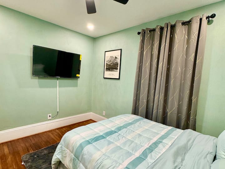 Fully Furnished Modern Room - Roanoke, VA