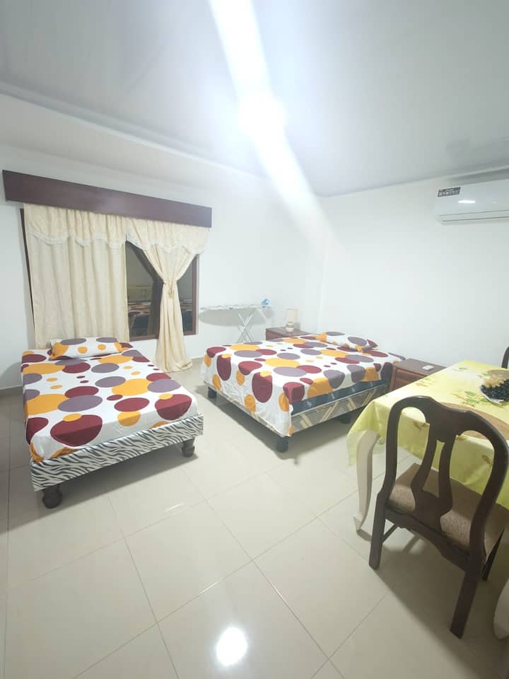 Casa Familiar - 1 Habitacion X 4 Camas - Portoviejo
