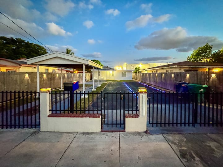 Chic 4br Bungalow Miami Getaway - Miami, FL