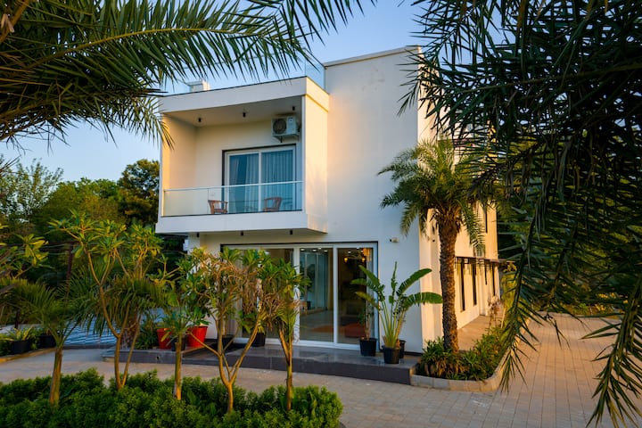 Farmhouse W/ Pvt Pool, Bar & Lush Garden - Bhiwadi