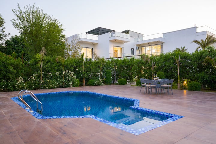 Farmhouse W/ Pvt Pool, Bar & Lush Garden - Bhiwadi
