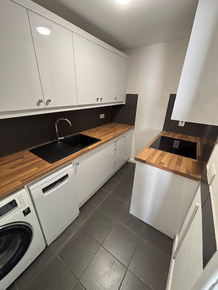 Tidy Professional 2 Bed Flat - Woking
