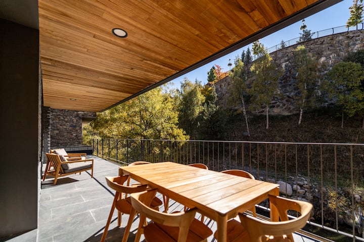 Luxurious Mountain Gem: Ski Slopes!~gym~sauna~pool - Andorra