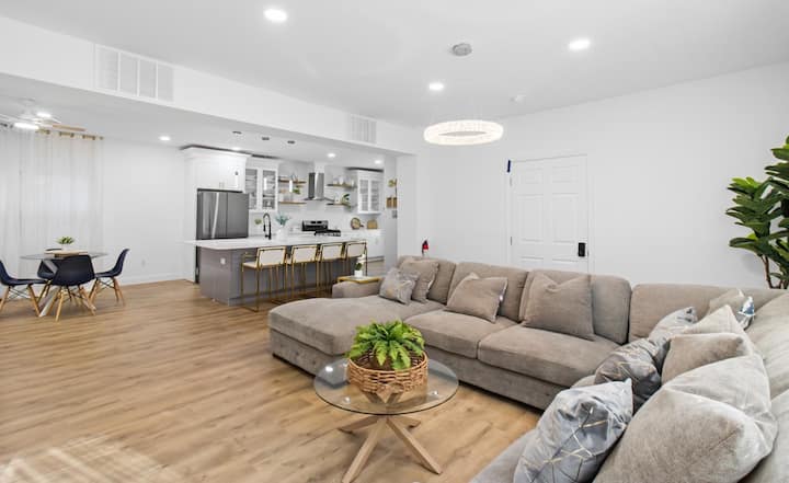 La Casa Reina (Entire House) - Dover, DE