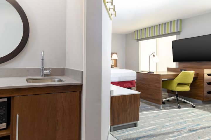 Stylish 2 Units W/ Parking & Breakfast - Calistoga, CA