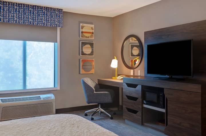 Stylish 1 King Studio W/ Parking & Breakfast - Petaluma, CA