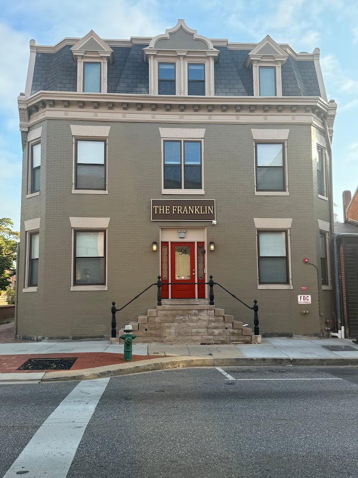 Old World Charm Meets Luxury, King Bed, Kitchen! - Hagerstown