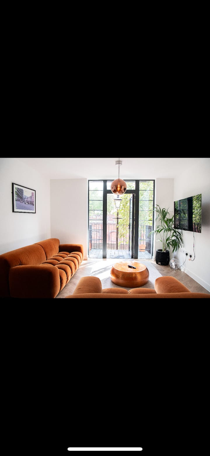 Canalside 2 Bedroom Apartment With Balcony - West Midlands