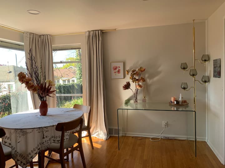 Private Room, Shared Bathroom, Onsite Parking - Seattle, WA