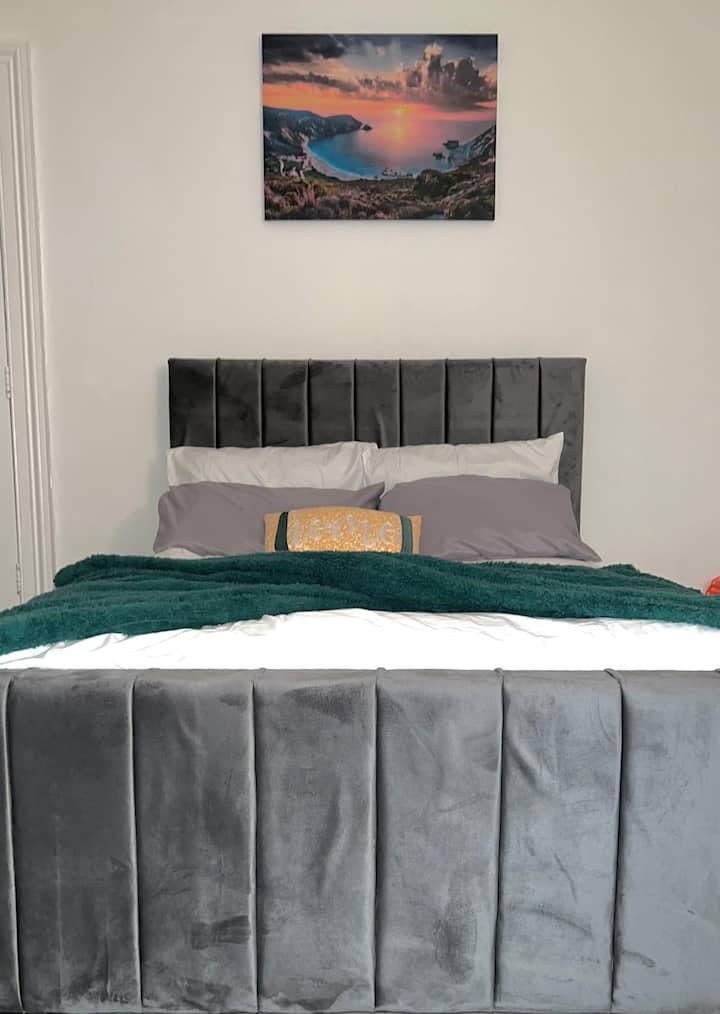 Huge Five Bedroom House - Rochdale