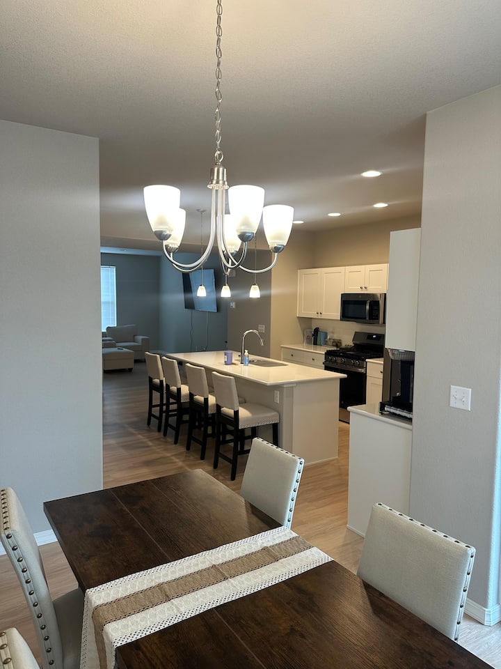 Private Room In Spacious Home - Colorado Springs, CO