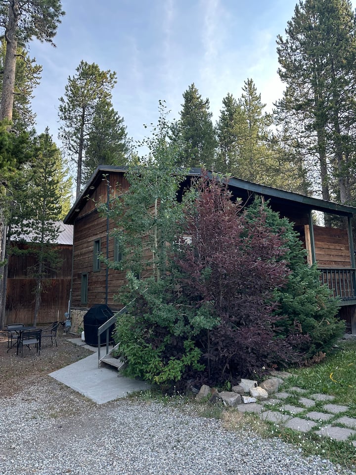 Aspen Lodge, Private, Beautiful & Fully Furnished - West Yellowstone, MT