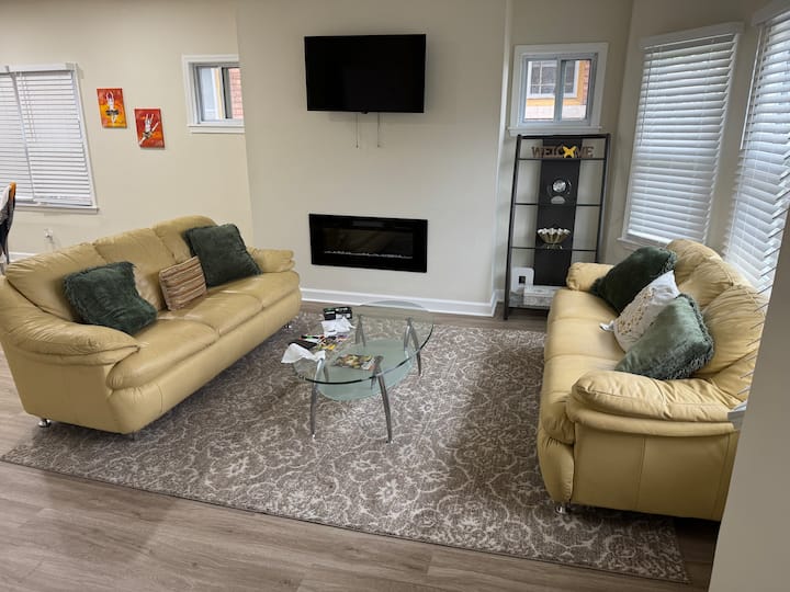 Entire Spacious 3br Upper Unit In Detroit Mi - Detroit, MI