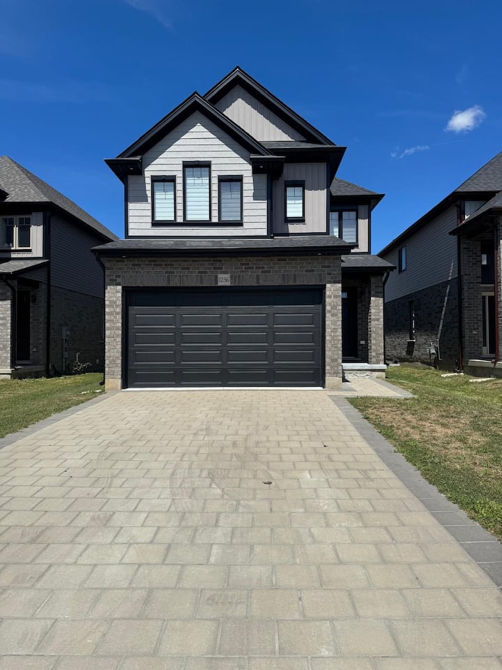 Fully Equipped 4br Home + Free Parking - London