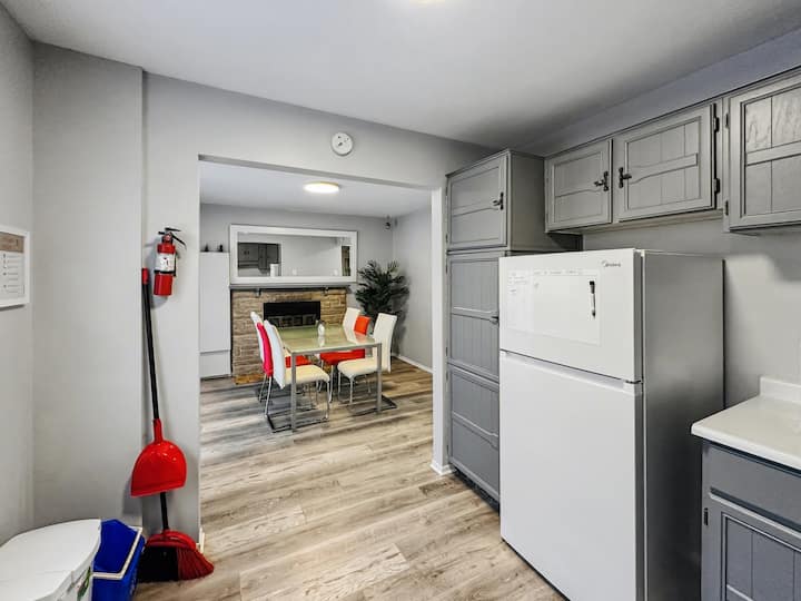 Spacious 4br Home | Free Parking | 10 Mins To Dt - Ottawa