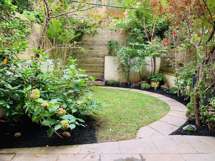 Bright 1br Apt + Private Garden, 2 Baths, Sleeps 5 - Brooklyn, NY