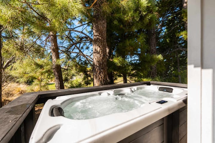 Lake Tekapo Comet | Hot Tub + Starry Skies - Lake Tekapo